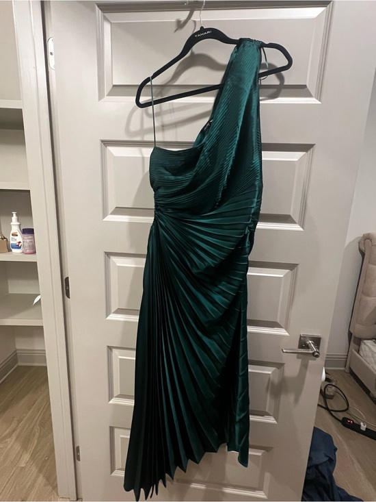 Fashion Nova | Dresses | Fashion Nova Oneshoulder Emerald Green Pleated ...